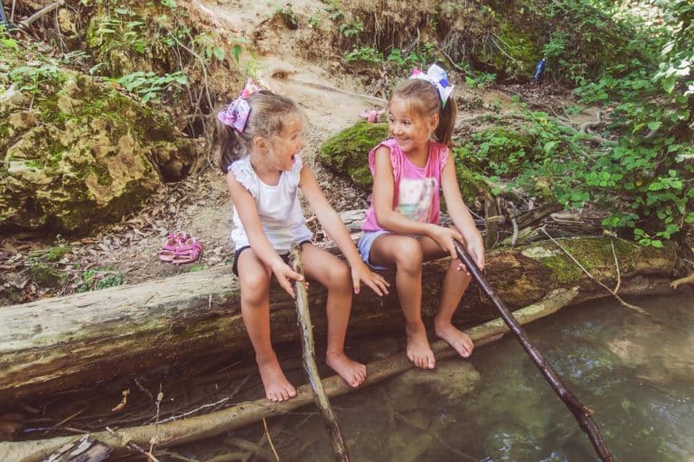 Unstructured Play: 13 Pros & Cons for Learning (2023)